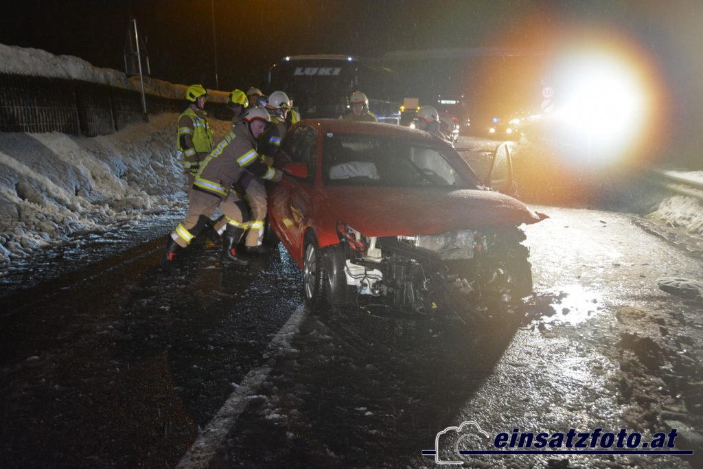 Frontalzusammenstoß auf der B178 – Umfahrung Bruckhäusl – Einsatzfoto.at